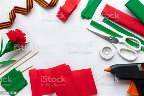 집에서 카네이션 꽃을 만드는 방법 어린이 Diy 아트 프로젝트 단계별 사진 지시 1단계 준비 0명에 대한 스톡 사진 및 기타 이미지 Istock