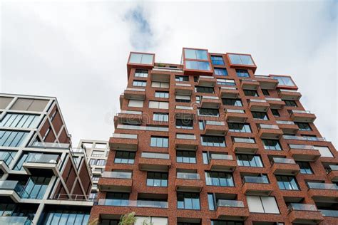Edificio Moderno Con Balcones Y Fachada De Ladrillo Foto De Archivo Imagen De Cubierta