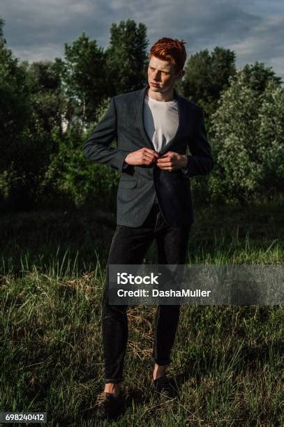 빨간 머리와 주 근 깨 자 켓을 입고 푸른 잔디에 서 매력적인 세련 된 젊은 남자 모델의 초상화 유행 야외 샷입니다 귀여운에 대한 스톡 사진 및 기타 이미지 Istock