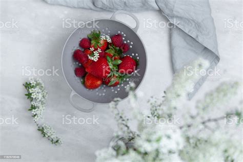 복사 공간 대리석 배경에 빨간 딸기와 라스베리와 여름 건강 한 과일 구성 0명에 대한 스톡 사진 및 기타 이미지 0명 개체