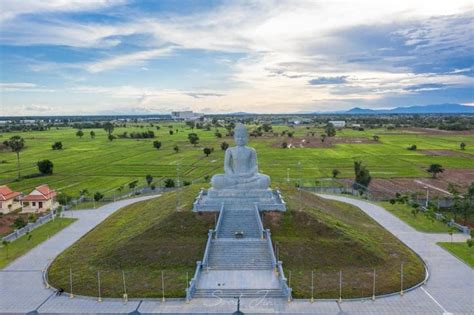 ព្រះពុទ្ធបដិមា កម្ពស់ជិត ២០ម៉ែត្រ ឆ្លាក់ពីថ្មភ្នំបណ្ដែត ខ្លួន យ៉ាង ស្កឹមស្កៃ