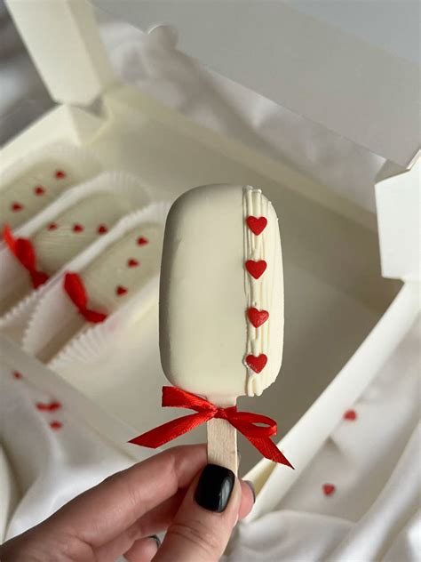 Сладкий подарок на день всех влюбленных ️ в 2025 г Пирожное на палочке Идеи кексов Мини десерты