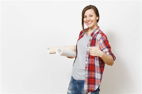 캐주얼 옷 벽지 롤을 보여주는 흰색 배경에 고립 된 최대 엄지손가락에 젊은 웃는 아름 다운 여자 악기 재건축 아파트 룸에 대 한 도구입니다 수리 가정 개념입니다 Diy에