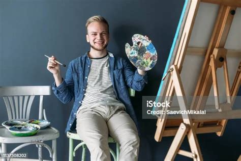 젊은 남성 예술가 오일 페인트와 캔버스에 창조적 인 스튜디오에서 사진을 페인트 공예에 대한 스톡 사진 및 기타 이미지 공예 그리기 그림 그리기 Istock