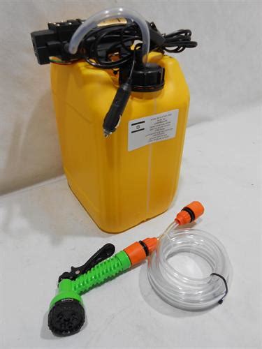 מקלחת שטח חשמלית 12 וולט 11 ליטר מיכל צהוב למים קמפינג לייף