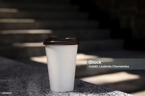 플라스틱 뚜껑이있는 테이크 아웃 골판지 커피 컵 텍스트 공간 0명에 대한 스톡 사진 및 기타 이미지 0명 공란 디자인 Istock