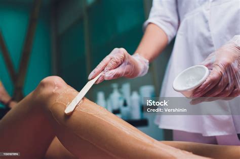레이저 머리 제거 절차 전에 연락처 젤을 적용합니다 설탕의 응용 프로그램 Shugaring의 절차에 대 한 붙여넣기 페이셜 마스크에 대한 스톡 사진 및 기타 이미지 Istock