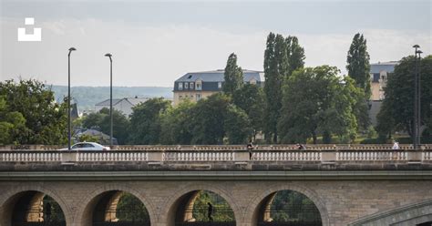 기차가 있는 강 위의 다리 사진 Unsplash의 무료 자동차 이미지