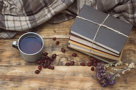 뜨거운 차 커피 따뜻한 격자 무늬 밧줄로 묶인 책 더미 나무 테이블에 야생화와 놀라운 이미지 금속 컵 0명에 대한 스톡 사진 및 기타 이미지 Istock