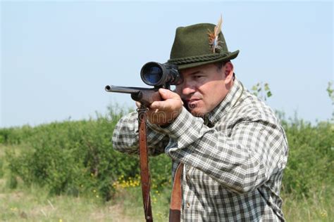винтовка охотника стоковое изображение. изображение насчитывающей ...