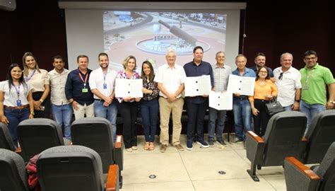 Prefeitura De Lagoa Grande Entrega Escrituras Para Novas Empresas Do