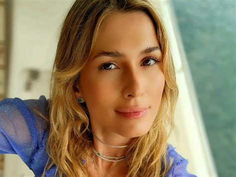 Só De Roupão Lívia Andrade Sensualiza Na Web E Fãs Se Empolgam