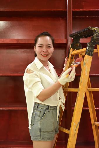 베트남 아시아 여성은 손에 붓을 들고 접사다리에 서서 벽을 칠하고 수리를 한다 35 39세에 대한 스톡 사진 및 기타 이미지 35 39세 가정용 장비 개선 Istock