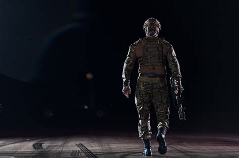 비오는 밤에 위험한 임무를 수행하는 돌격 소총 플레이트 캐리어 및 전투 헬멧을 갖춘 전투 유니폼을 입은 육군 병사 군대에 대한 스톡 사진 및 기타 이미지 Istock