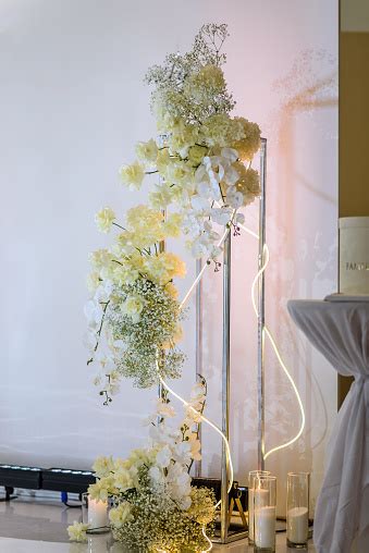 사진 벽 아치 장소는 양초와 꽃 녹지를 장식했습니다 호화로운 결혼식을위한 결혼식 피로연 공간을 복사합니다 축하 세례 개념입니다 연회 공간에서 생일 파티를위한 트렌디 한 장식