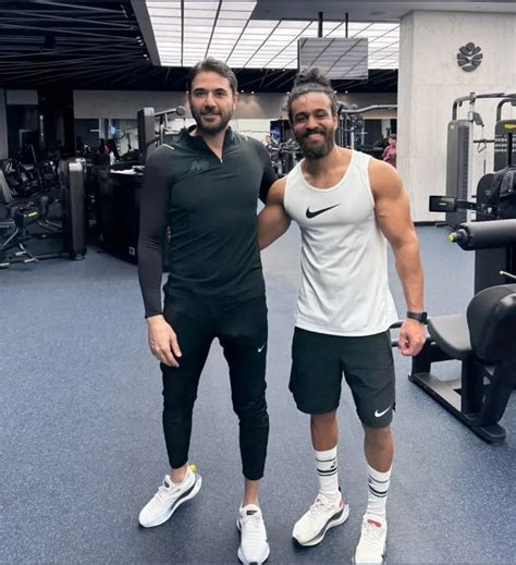 ‎عيلة احمد عز‎ ‎repost 7a2i2etzeinareda120 • • • • • • مش هو و