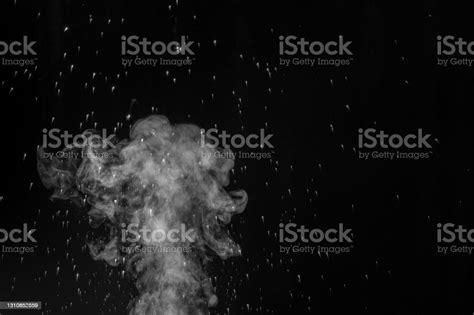 검은 배경에 물 의 아름다운 스플래시와 원래 흰색 곱슬 증기 검은색에 대한 스톡 사진 및 기타 이미지 검은색 기포 깨끗한 Istock