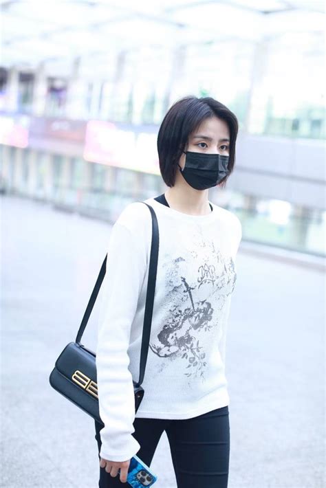 金子涵现身北京机场 身着白t恤简约低调 搜狐大视野 搜狐新闻