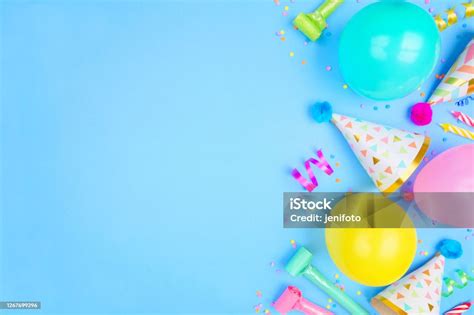 색종이 풍선 파티 모자 및 스트리머와 파란색 배경에 생일 파티 측면 테두리 노랑에 대한 스톡 사진 및 기타 이미지 노랑