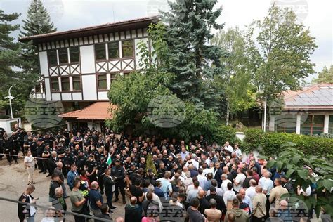 Засилено е полицейското присъствие пред дома обитаван от почетния председател на ДПС Ахмед