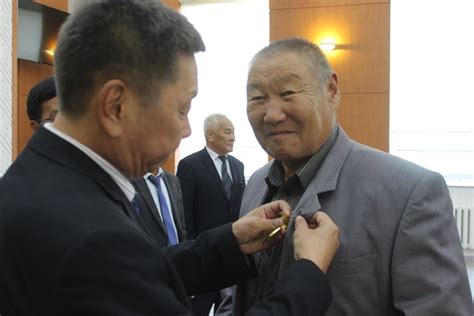 Булган аймаг байгуулагдсаны 80 жилийн ойн Хүндэт тэмдгийг Булган сумын ахмадуудад гардууллаа