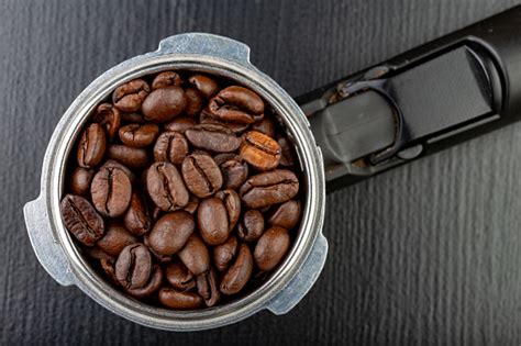 검은 볶은 커피 원두와 커피 머신 플라스 크 검은 부엌 테이블에 커피를 양조 하기 위한 액세서리 어두운 배경입니다 가루로 빻은에 대한 스톡 사진 및 기타 이미지 Istock