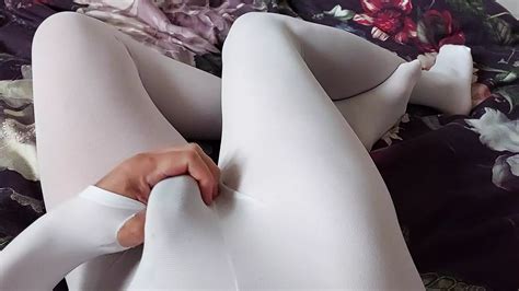 射在白色的健美袜里 Xhamster