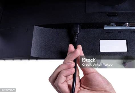 It 엔지니어가 손으로 케이블을 모니터에 삽입합니다 모니터용 Dvi 케이블을 컴퓨터 Pc에 연결하는 남자 손 Vga Dvi 디스플레이 포트 및 전원 케이블 의 손에 닫힙니다