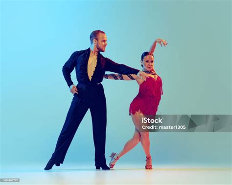 젊은 커플의 스튜디오 샷 푸른 배경에 고립 된 볼룸 댄스를 춤추는 전문 댄서 예술 아름다움 음악 스타일의 개념 25 29세에