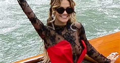 Rita Ora Shfaqet Kuq E Zi Në Festivalin E Filmit Në Venecia Lifestyle