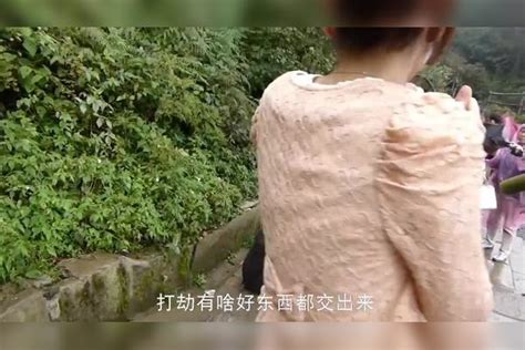 峨眉山猴子最怕的东西，拿出来一亮，猴子立马就怂了！猴子东西峨眉山