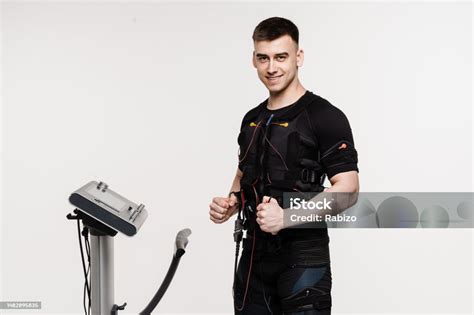 전기 근육 자극 슈트에서 스포츠 훈련 Ems를 입은 근육질의 남자 운동선수는 흰색 바탕에 정장을 입는다 20 24세에 대한 스톡 사진 및 기타 이미지 Istock