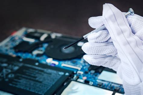 직장에서 깨진 컴퓨터를 고정 하는 엔지니어 깨진 노트북 노트북 컴퓨터를 수리 하는 It 기술자 컴퓨터 전자 수리가 게 개념입니다