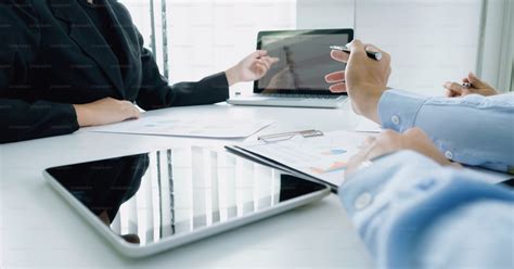 젊은 신생 기업 사업가 팀워크 브레인 스토밍 회의에서 계획 시작 프로젝트를 논의합니다 사진 Unsplash의 사무실 이미지