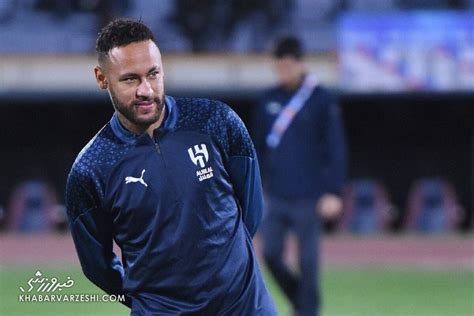 عکس مجسمه خنده‌دار نیمار در ورودی هتل اسپیناس پالاس تهران خبرورزشی