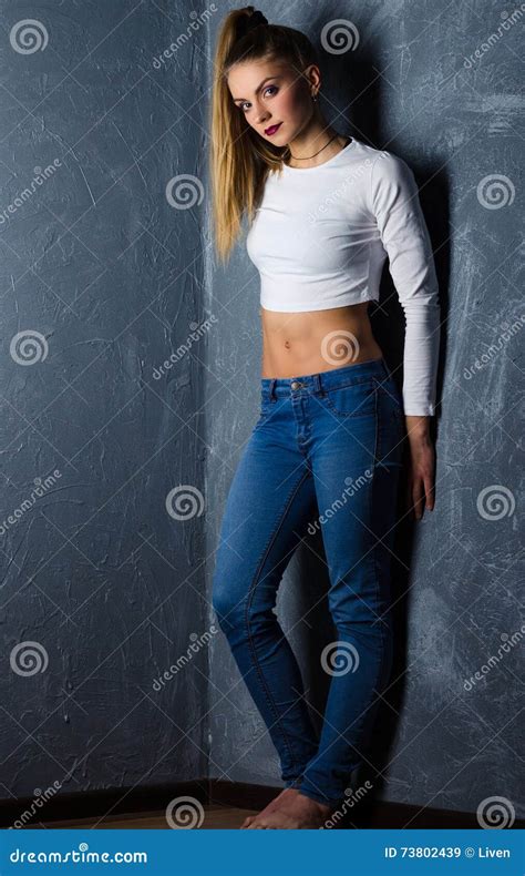Donna Con La Pancia Nuda Immagine Stock Immagine Di Femmina