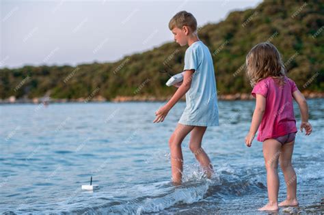 Frère Et Sœur Jouent Sur La Plage Une Fille Et Un Garçon Jouent Avec