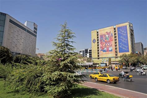 همشهری آنلاین دیوارنگاره ونک با تصویری از یوسف و زلیخا اکران شد تصاویر