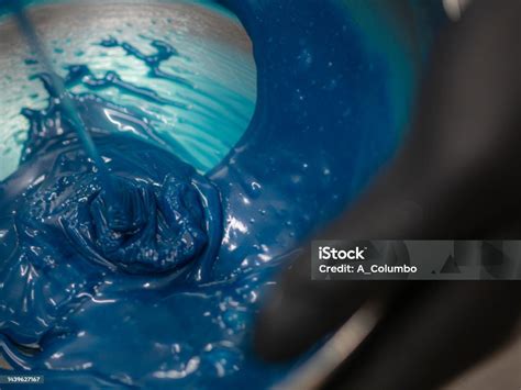 케이크 물방울과 토핑을 위해 짤주머니를 위해 블루 초콜릿 충전물을 준비하는 페이스트리 셰프 0명에 대한 스톡 사진 및 기타 이미지 0명 거품 내기 꽃 식물 Istock