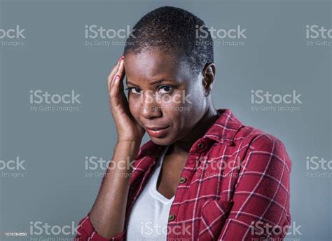 라이프 스타일 절연 여자의 초상화 젊은 매력과 슬픈 검은 아프리카 미국 불쾌 하 고 우울 하 고 고통을 고통을 절망 슬픔 감정 얼굴 표정에서 찾고 감정에 대한 스톡 사진 및