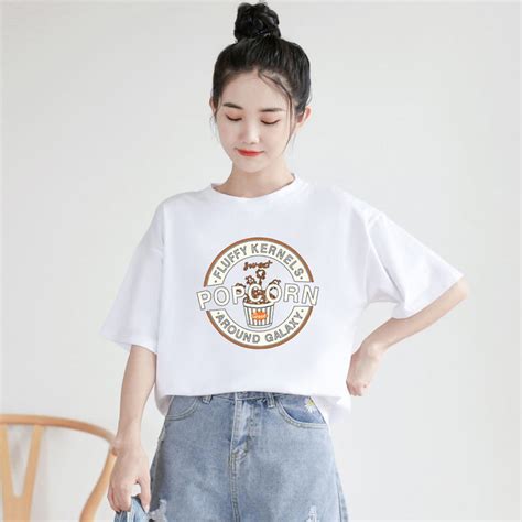 สีขาวtเสื้อยืดแขนสั้นหลวมหญิงinsง่ายๆป่า2021ปีใหม่ในช่วงฤดูร้อนการ์ตูนตัวอักษรด้านบนผ้าฝ้ายแขน