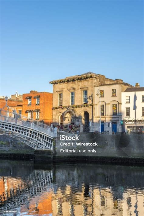 더블린 아일랜드 2022년 7월 7일 일몰 중 더블린 거리 리피 강 주변에 건물 2013년에 대한 스톡 사진 및 기타 이미지 2013년 가을 강 Istock