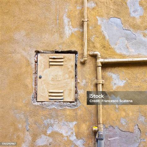 금속 파이프 라인 손상된 석고 벽에 대한 메탄 가스 미터의 보호 오래된 금속 상자 가스 측정기에 대한 스톡 사진 및 기타 이미지 가스 측정기 가정 생활 강철 Istock