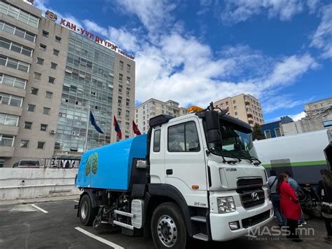 Хан Уул дүүрэг 4 улиралд ашиглах боломжтой зам цэвэрлэгээний автомашинуудыг ТҮК д хүлээлгэн өглөө