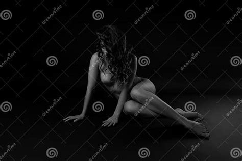 Arte Nu Corpo Perfeito Jovem Sexy No Fundo Escuro Preto E Branco