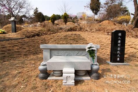 서울시립 벽제묘지 김님 산소에 사각 묘테두리둘레석를 설치하고 잔디를 새로 입힌 모습입니다 시공사례 묘지조경공사닷컴 벽제묘지 용미리묘지 전문