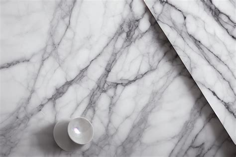흰색 대리석 석판과 작은 그릇 배경 프리미엄 사진