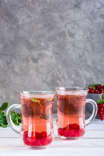 빨간 건포도는 테이블 위의 컵에 설탕에 절입니다 수제 여름 음료 세로보기 0명에 대한 스톡 사진 및 기타 이미지 0명 건강한 생활방식 건강한 식생활 Istock