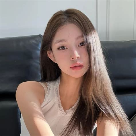 长发披肩的温柔女生，身穿蕾丝边背心，尽显优雅气质 头像｜确定是爱不释手的头像 长发女孩优雅坐在沙发上，神情温柔令人心动表情包图片动图 求表情网 斗图从此不求人