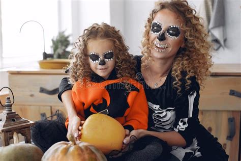 Madre Con Hija En Disfraz Y Maquillaje De Halloween Imagen De Archivo